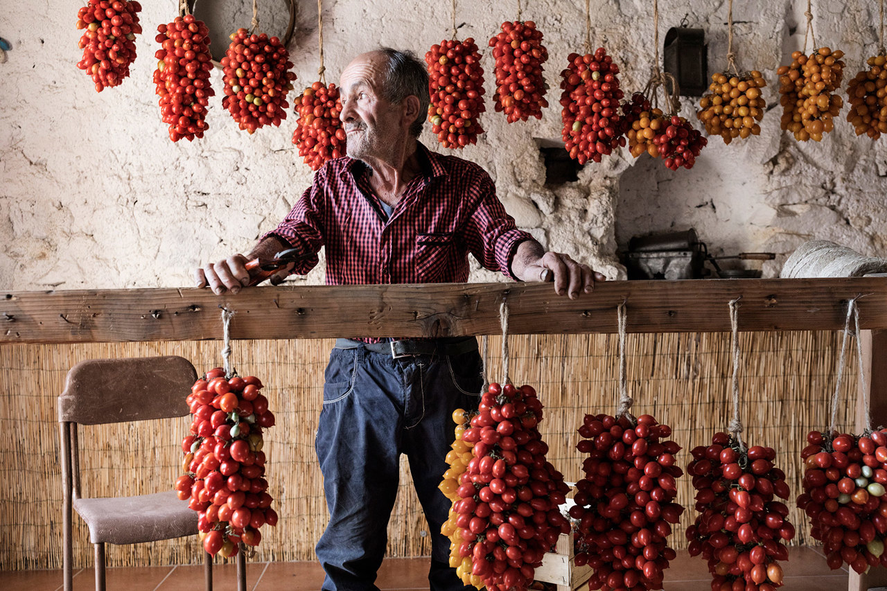 Good things: The hanging tomatoes of Vesuvius - Le Sirenuse Positano